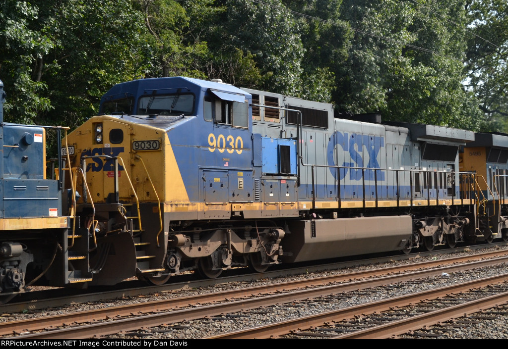 CSX CW40-9 9030 on Q439-04